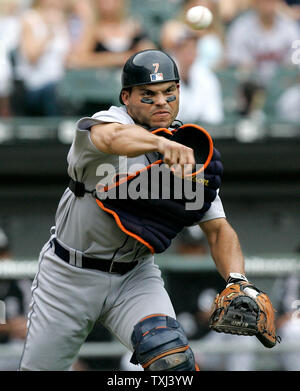 Chicago White Sox's Alex Cintron (8) is congratulated by teammates ...
