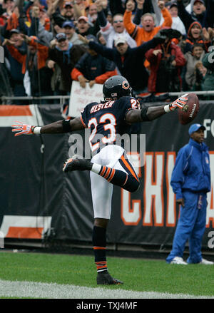 Chicago Bears' Devin Hester celebrates his 94-yard kick off return for ...