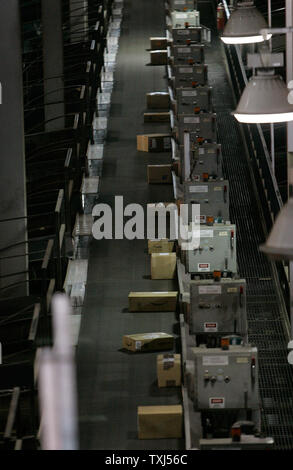 Packages move through UPS' Chicago Area Consolidation Hub in Hodgkins ...