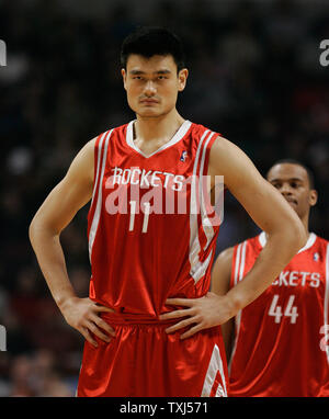 Houston Rockets' Yao Ming of China meets with Chinese disabled athletes ...