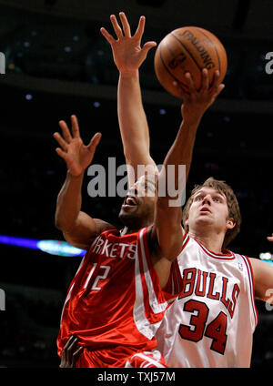 Houston Rockets' Rafer Alston (12) goes for the basket against Miami ...