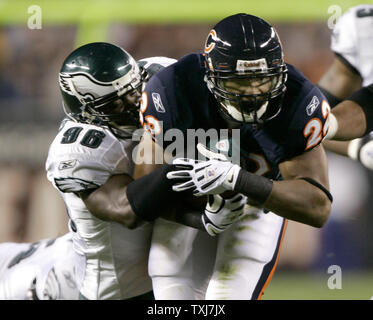Philadelphia Eagles linebacker Omar Gaither drags down Kansas City ...
