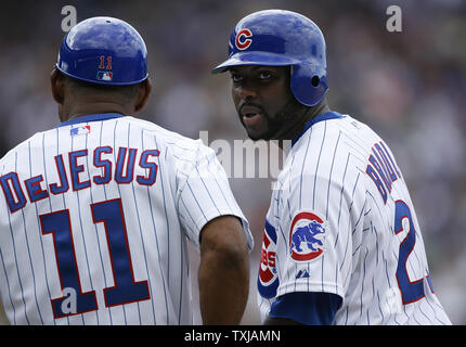 Los Angeles Dodgers' Ivan DeJesus waits to bat during the first inning ...