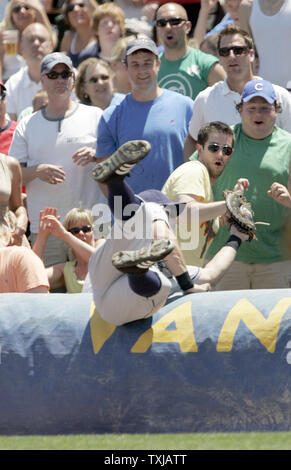 Chicago Cubs pitcher Ted Lilly throws during the second inning of a ...