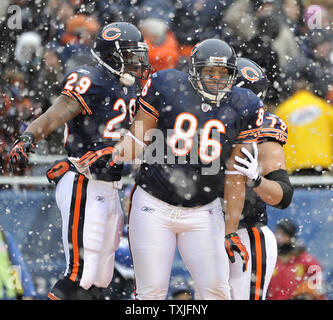 Chicago Bears tight end Brandon Manumaleuna (86) runs the ball in the ...