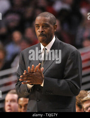 Atlanta Hawks head coach Larry Drew, right, and assistant coach Lester ...