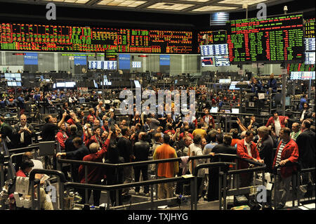 Traders on the trading floor at the Chicago money and commodities Stock ...