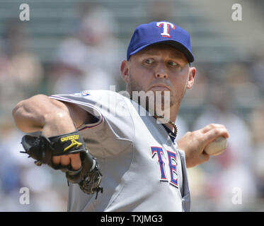 Texas Rangers starting pitcher Matt Harrison throws in a light drizzle ...