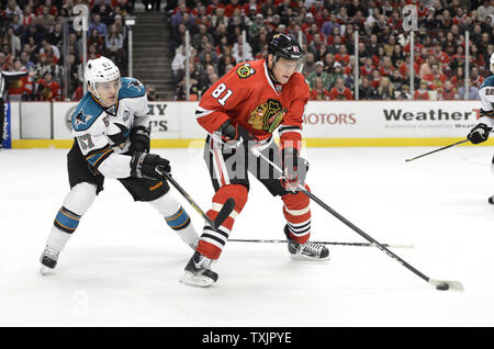 Chicago Blackhawks right wing Tommy Wingels (57) and Los Angeles Kings ...