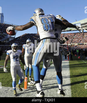 Detroit Lions tight end Brandon Pettigrew (84) trips over his own ...