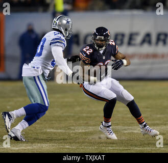 Dallas Cowboys middle linebacker Sean Lee stands on the sideline ...