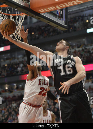 San Antonio Spurs' Aron Baynes (16), Kyle Anderson (1), and Matt Bonner ...