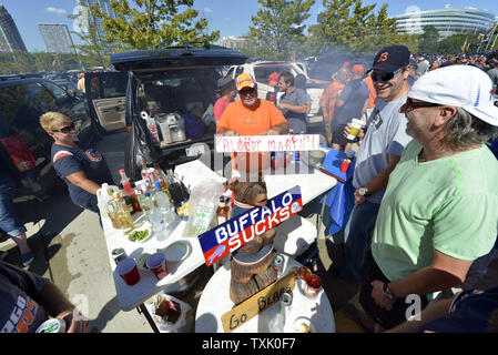 Chicago Bears fans tailgate before an NFL divisional playoff football ...