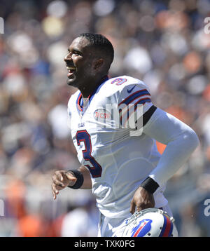 Buffalo Bills quarterback EJ Manuel (3) passes during fourth quarter ...