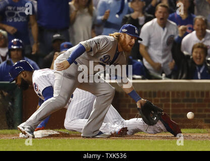 Chicago Cubs' Justin Turner, right, celebrates with designated hitter ...