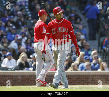 Los Angeles Angels shortstop Andrelton Simmons stretches as he snags a ...