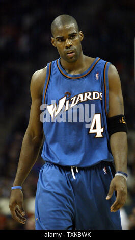 Washington Wizards forward Antawn Jamison shoots between San Antonio ...