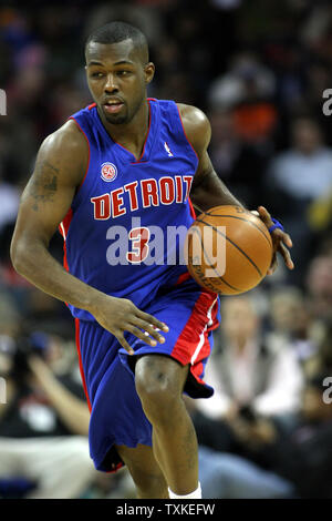 Detroit Pistons guard Rodney Stuckey, left, drives to the basket past ...