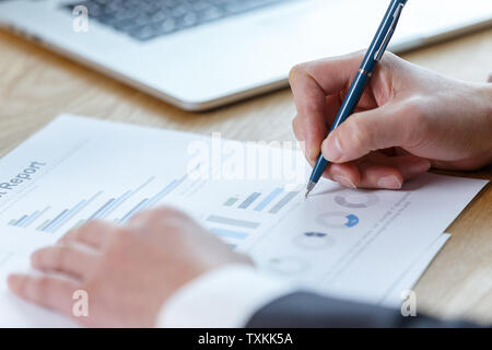 Comment financial reports Stock Photo - Alamy