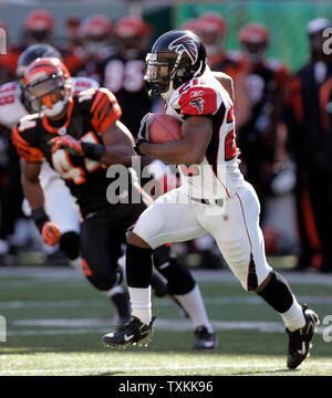 Atlanta Falcons running back Warrick Dunn (28) picks up first half ...
