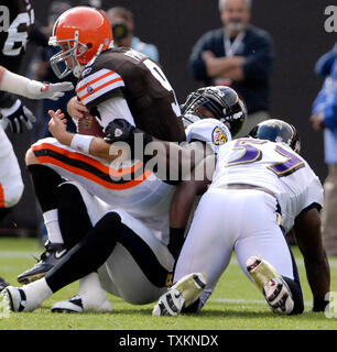 Cleveland Browns QB Charlie Frye (9) rolls out to pass against the ...