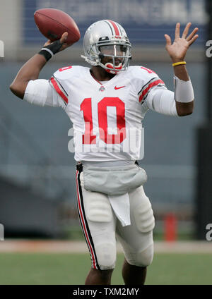 Ohio State quarterback Troy Smith (10) warms up with his team before ...