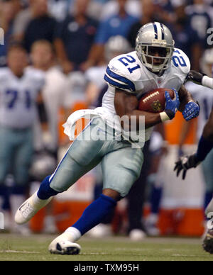 Dallas Cowboys running back Julius Jones (21) runs down near the goal ...