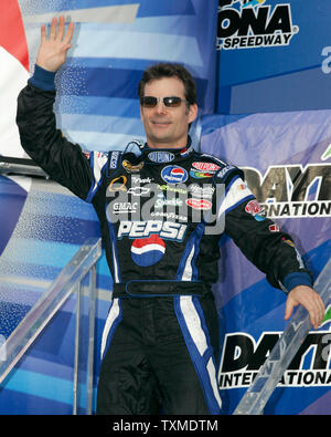 Jeff Gordon waves to the crowd prior to the NASCAR Nextel Pepsi 400 ...