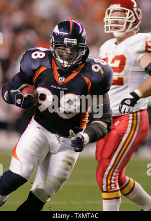 Kansas City Chiefs center Casey Wiegmann (62) lines up over the with ...