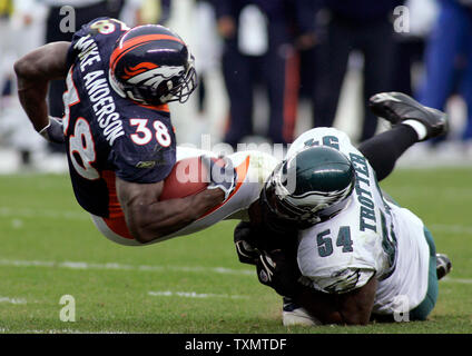 Philadelphia Eagles linebacker Jeremiah Trotter Jr. (54) rushes during ...