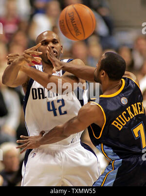 Dallas Mavericks guard Greg Buckner drives towards the hoop during the ...
