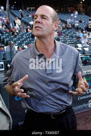 Colorado Rockies co-owner Dick Monfort, back, chats with the team's ...
