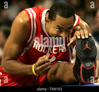 Houston Rockets forward Juwan Howard (5) drives around Golden State ...