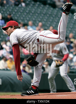 Arizona Diamondbacks starting pitcher Doug Davis, left, confers with ...