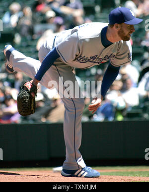 Los Angeles Dodgers' Mark Hendrickson pitches against the Los Angeles ...