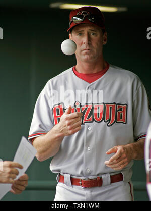 Arizona Diamondbacks manager Bob Melvin, left, argues with umpires ...