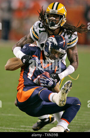 Green Bay Packers cornerback Al Harris drops back in coverage during ...