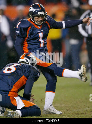Denver Broncos' Jason Elam (1) kicks a game-winning 41-yard field goal ...