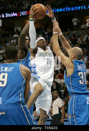 Orlando Magic forward Rashard Lewis (9) shoots over Golden State ...