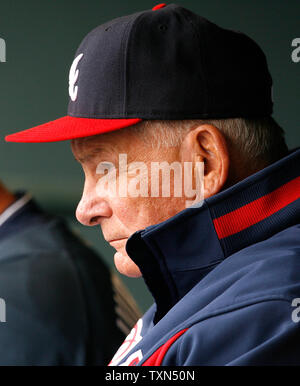 The Atlanta Braves take batting practice during spring training ...