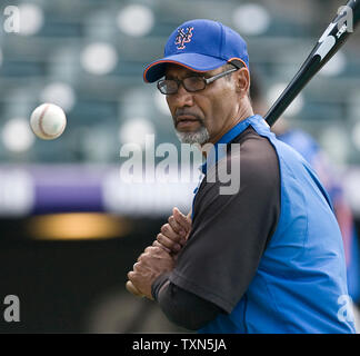 New York Mets Jerry Manuel and Sandy Alomar watch the game action ...