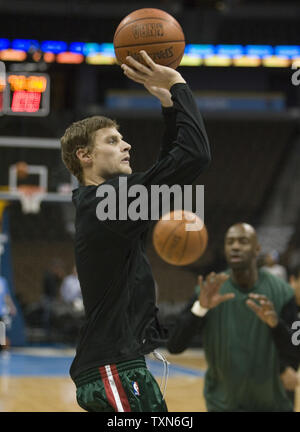 Milwaukee Bucks guard Luke Ridnour (13) splits the defense of Atlanta ...
