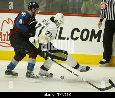 Colorado Avalanche defenseman John-Michael Liles warms up before the ...