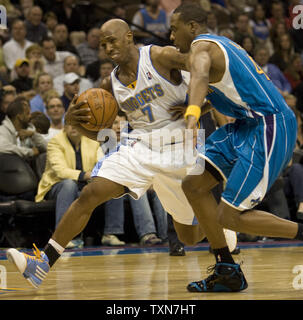Denver Nuggets point guard Chauncey Billups (1) drives past Washington ...