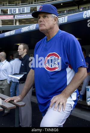 The Chicago Cubs take batting practice before a baseball game against ...