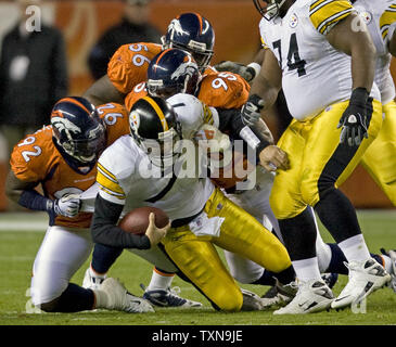 Denver Broncos' Elvis Dumervil (92) kneels on the ground after the ...