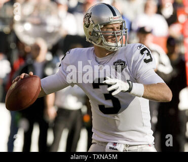 Oakland Raiders' Charlie Frye (3) during game action at the Oakland ...