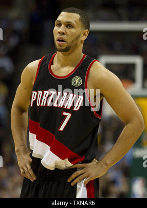 Portland Trail Blazers guard Brandon Roy waits for the tip off against ...