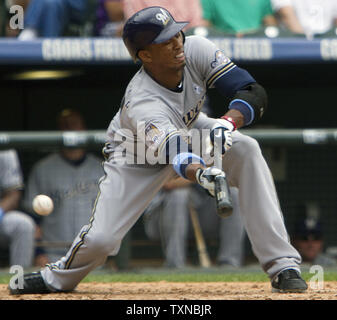 Milwaukee Brewers shortstop Alcides Escobar #21 runs off the field ...