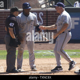 Milwaukee Brewers manager Ken Macha talks to his pitcher Manny Parra in ...
